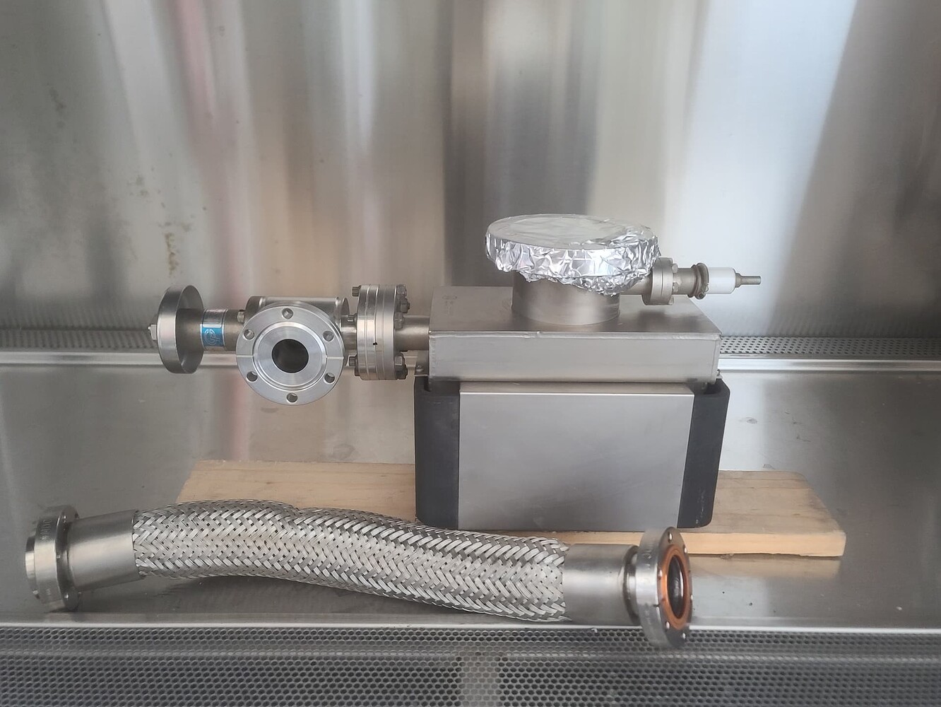 Varian sputter ion/getter pump for sale - For Sale - Future4200